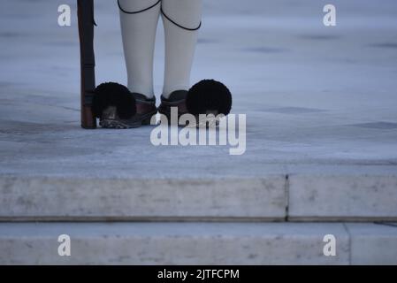 Gros plan sur les chaussures 'tsarouchia' qui font partie de l'uniforme ...