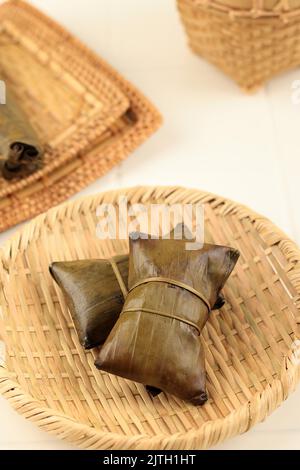 Bura ou Burasa, gâteau de riz indonésien à base de riz bouilli au lait ...