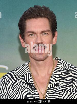 Steve Howey arrive à la première de Netflix « Day Shift » à Los Angeles ...