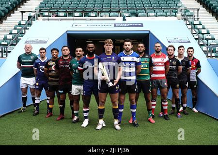 Gabriel Oghre des Bristol Bears (à droite) est attaqué par Reinhardt ...