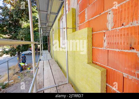 Application de la laine de pierre d'isolation thermique sur le mur de ...