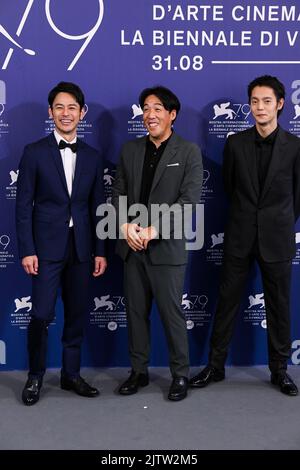 Satoshi Tsumabuki, Kei Ishikawa et Masataka Kubota posent au photocall 'Aru Otoko' lors du ...