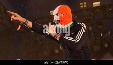 DJ Provai de Kneecap pendant le festival de pique-nique électrique à ...