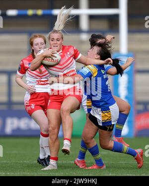 Hanna Butcher de Leeds Rhinos est affrontée lors de la Grande finale de ...