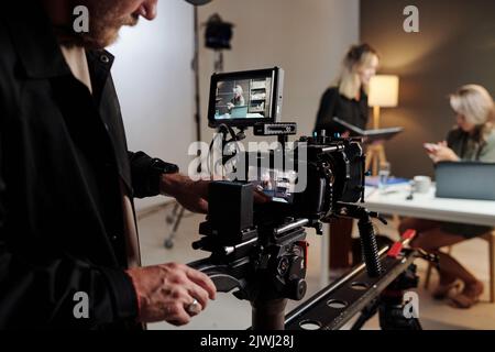 Derrière la scène.Caméraman et assistant de tournage de la scène de ...