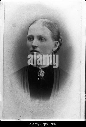 Anna Larsdotter Olsson, mère d'Elna Brundin, à la tombe familiale, où ...