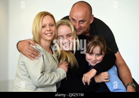 Alyssa Azar (au centre), sa mère Thérèse, son père Glenn et sa sœur ...