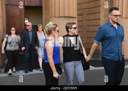 (G-D) mère Debbie Gibbins, père Barry Gibbins et sa partenaire Denise ...