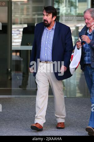 Le mari de Maureen Boyce, Graham Boyce (au centre), est soutenu par sa ...