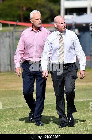 Le président de l'Union de rugby du Queensland, David Codey (à gauche ...
