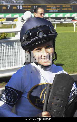 Le jockey Rachel King est vu après avoir fait de l'équitation pour ...