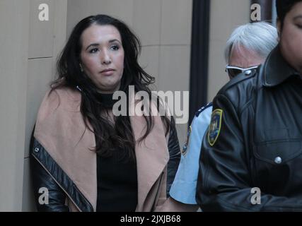 Louise Catherine Spiteri-Ahern (à gauche) est vue conduite dans une ...