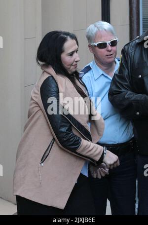 Louise Catherine Spiteri-Ahern (à gauche) est vue conduite dans une ...