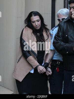 Louise Catherine Spiteri-Ahern (à gauche) est vue conduite dans une ...