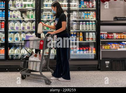 Les clients qui se trouvent dans un tout nouveau magasin Target à Soho ...