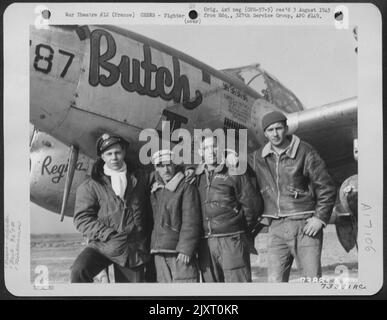 Le pilote et l'équipage au sol du groupe Fighter 367th, à côté de leur ...