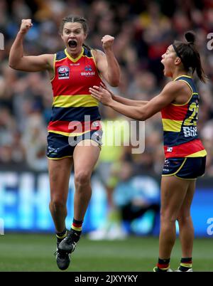 Anne Hatchard of the Crows célèbre le premier but des Crows lors du ...