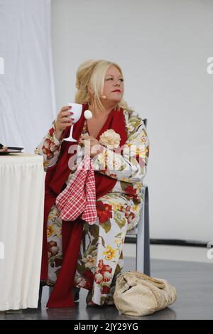 Disten Wittler in der Rolle der base BEI der Fotoprobe zu dem ...