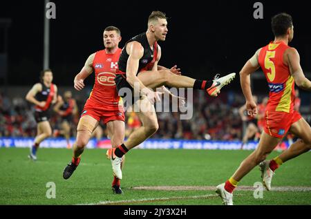 Shaun McKernan des bombardiers lance un but lors du match de la série ...