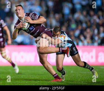 Sean Keppie, des aigles de mer, est attaqué par (G-D) Brandon Smith ...
