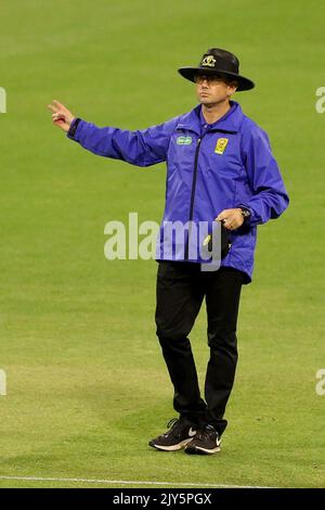 Le Field-arbitre Sam Nogajski signale un six de Marcus Stoinis, d ...