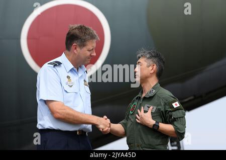 Le Commodore aérien de la RAAF Carl Newman (deuxième à droite ...