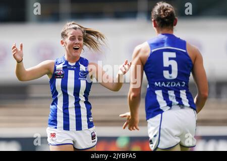 Daisy Bateman (à gauche) des kangourous célèbre un coup de pied avec ...