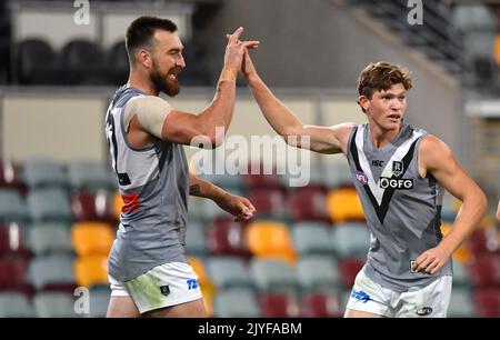 Mitch Georgiades (à gauche) de The Power in action lors du match AFL de ...