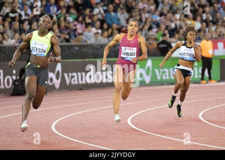 Mujinga Kambundji de Suisse et Shericka Jackson de Jamaïque participant ...