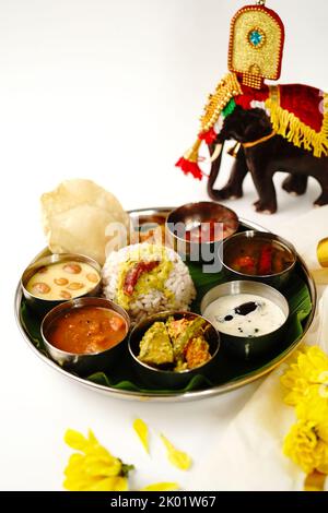 Kerala Ona sadya Onam Feast - thali végétarien servi sur une assiette ...