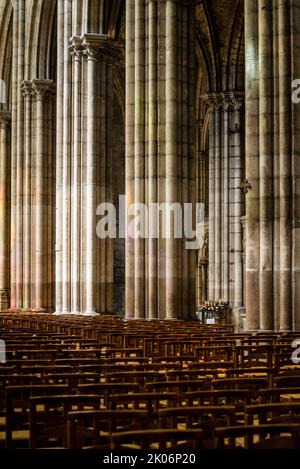 Nef de la Basilique de Saint-Denis, une cathédrale d'une importance ...