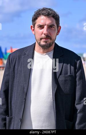 Damien Bonnard participe au photocall 'la Grande magie' lors du ...