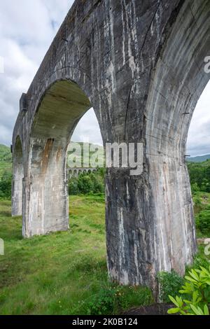 En regardant le viaduc grand, étroit et impressionnant qui porte le ...