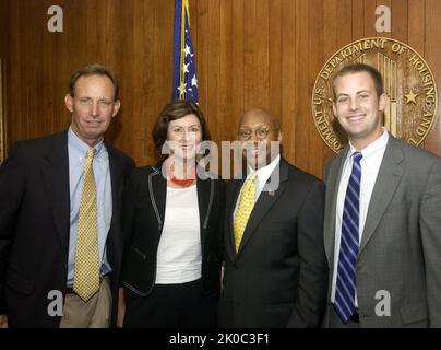 La secrétaire Alphonso Jackson avec Karen et Rick Proctor. Le ...