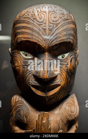 Un ancêtre tatoué: Figure de poste central. Peuple maori, Aotearoa ...