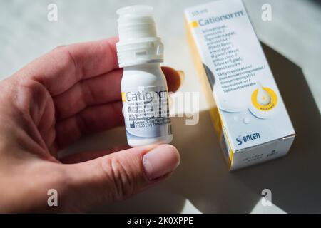 Main tenant Cationorm gouttes pour les yeux par Santen pour hydrater et ...