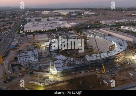 Vue aérienne générale du chantier de construction du dôme Intuit avec ...