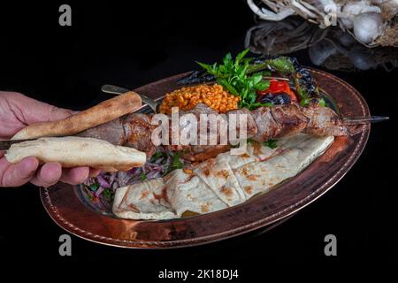Cuisine turque traditionnelle brochettes d'agneau sur une brochette de ...