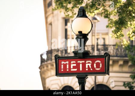 L'illustration montre un panneau avec le symbole du métro en face d'une ...