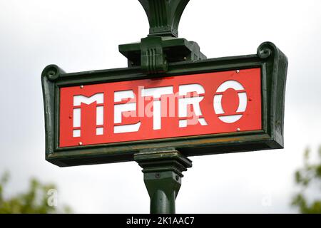 L'illustration montre un panneau avec le logo du métro (symbole jaune ...
