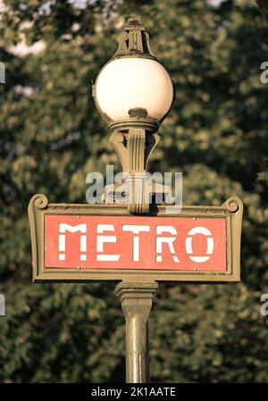 L'illustration montre un panneau avec le symbole du métro en face d'une ...