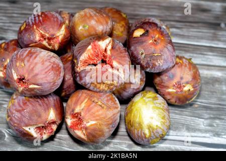 Pile de figues parchemin fruit isolé sur fond blanc, figue est le fruit ...