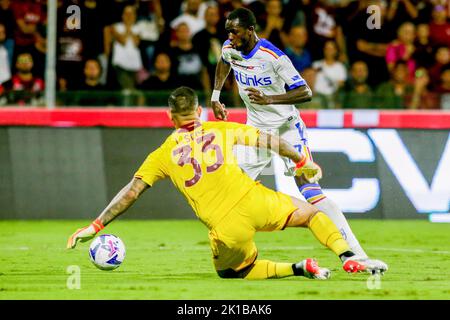 Assan Ceesay, le joueur gambien de Lecce, célèbre après avoir marquant ...