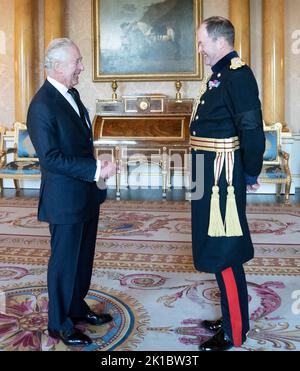 Le roi Charles III salue le général Sir James Hockenhull, commandant du ...