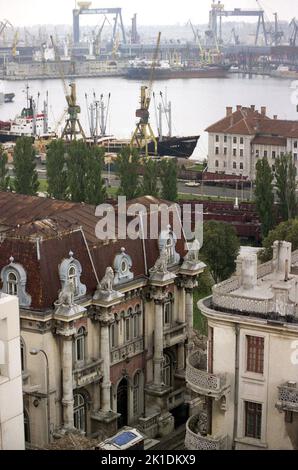 Constanta, Roumanie, environ 1992. Vue sur la ville, avec l'église ...