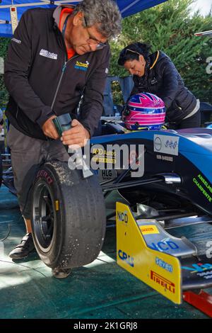LIMONEST, FRANCE, 17 septembre 2022 : la voiture de course conduit ...