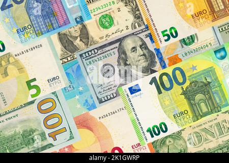 Mise en page créative des billets en euros et en dollars américains ...