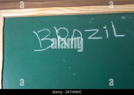 Tableau noir vert avec le mot « Brésil » écrit avec de la craie blanche ...