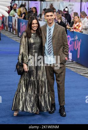 Archie Renaux et Annie O'Hara assistent à la première britannique de ...