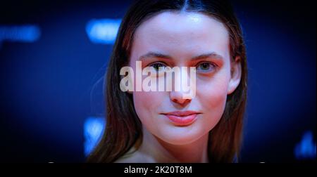 2022-09-21 20:13:46 AMSTERDAM - Zineb Fallouk sur le tapis rouge avant ...